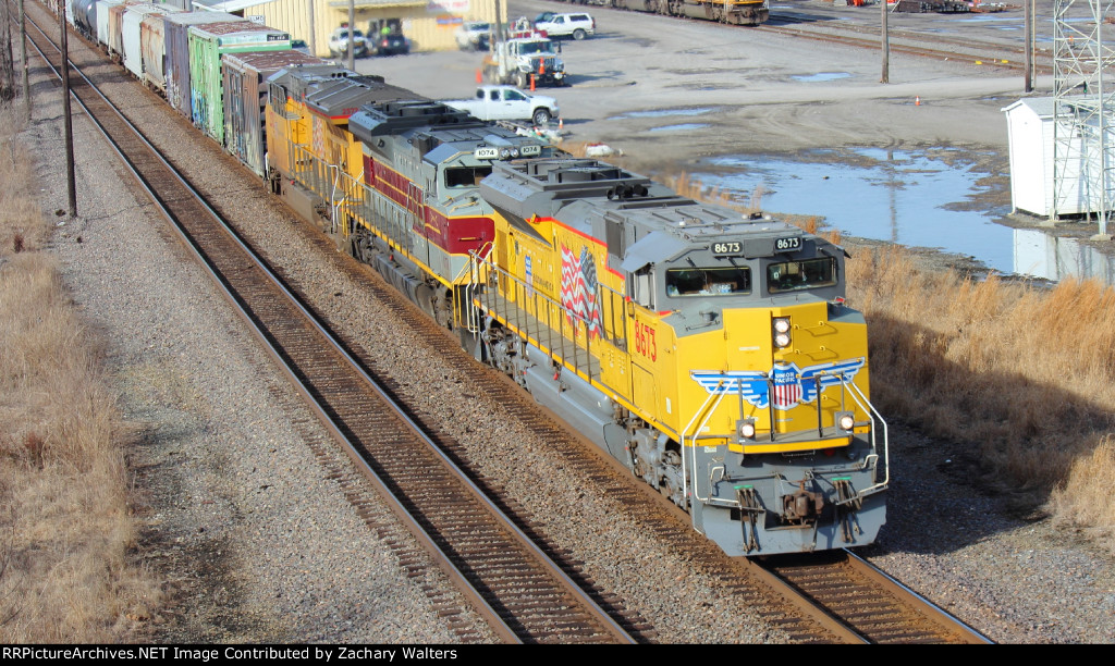 UP 8673 NS 1074 UP 2572